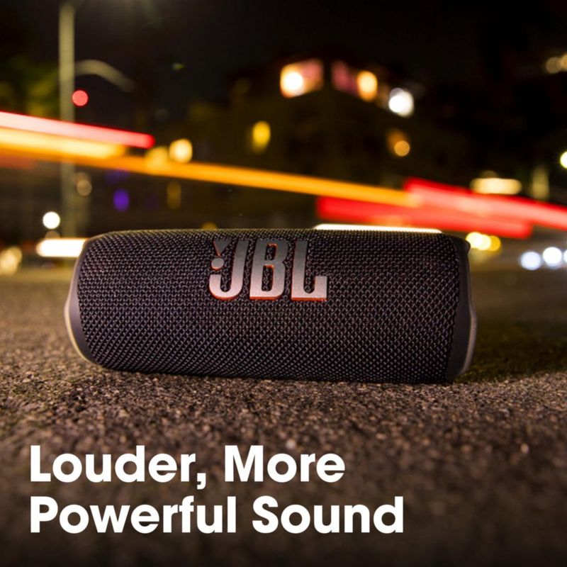 Bocina JBL Flip 6 verde con cable USB-C trenzado de Case Logic