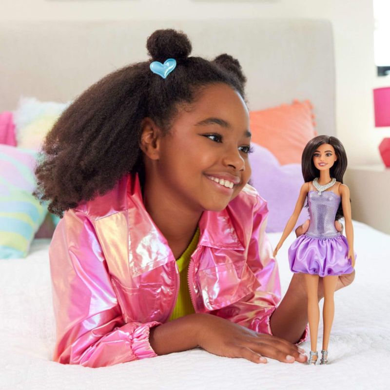 Barbie Fashionista, Muñeca Vestido Morado y Collar, Cabello Largo, Col